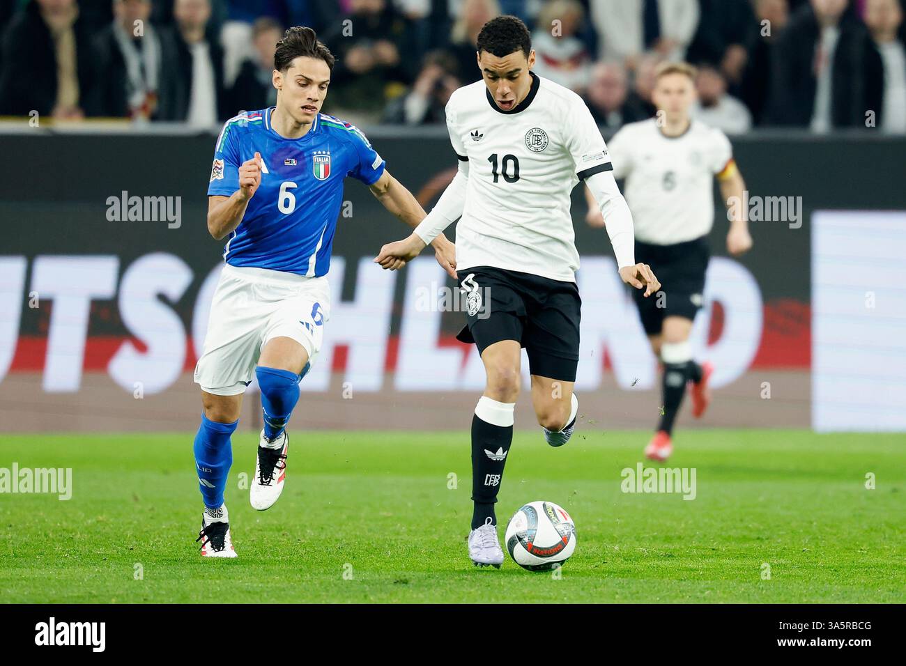 im Bild: v.l. Samuele Ricci (Italien, 6) und Jamal Musiala (Deutschland ...