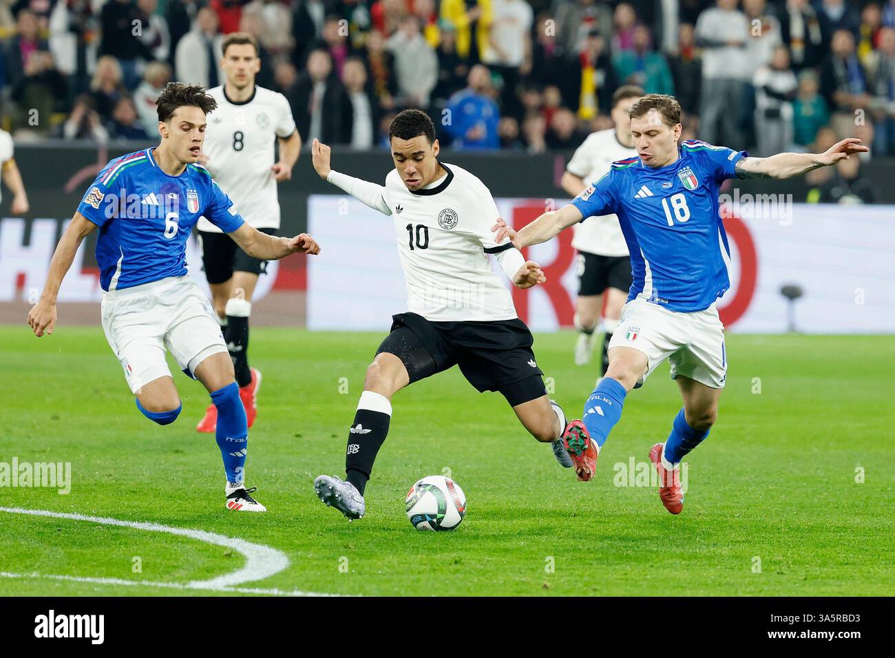 im Bild: v.l. Samuele Ricci (Italien, 6), Jamal Musiala (Deutschland ...