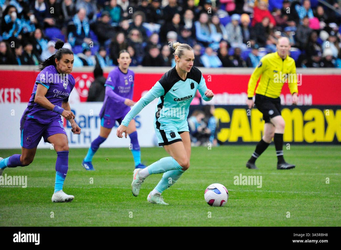 Gotham's Jaelin Howell (7) controls the ball during Sunday's match. The ...