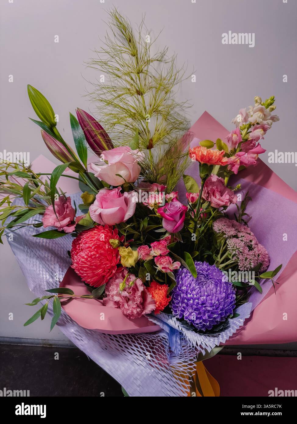 Disbud Mum flower arrangement Stock Photo - Alamy