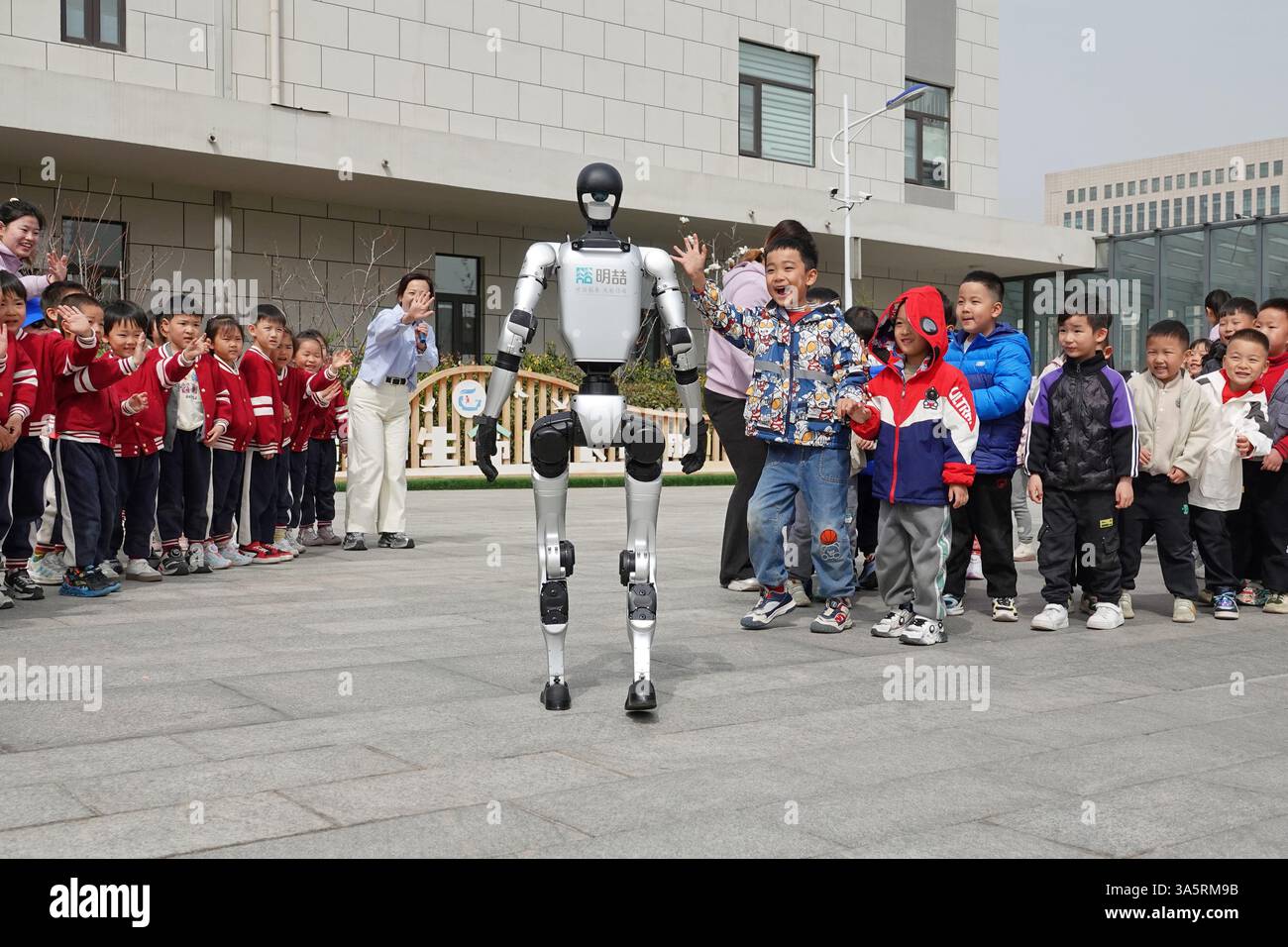 YANTAI, CHINA - MARCH 24, 2025 - Teachers and students welcome the ...