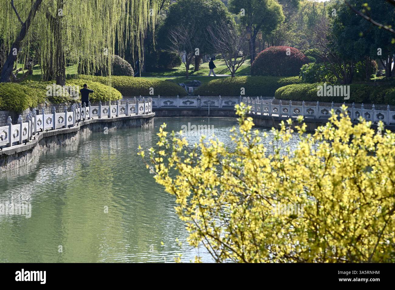 Spring scenery of the Slender West Lake scenic area attracts visitors ...