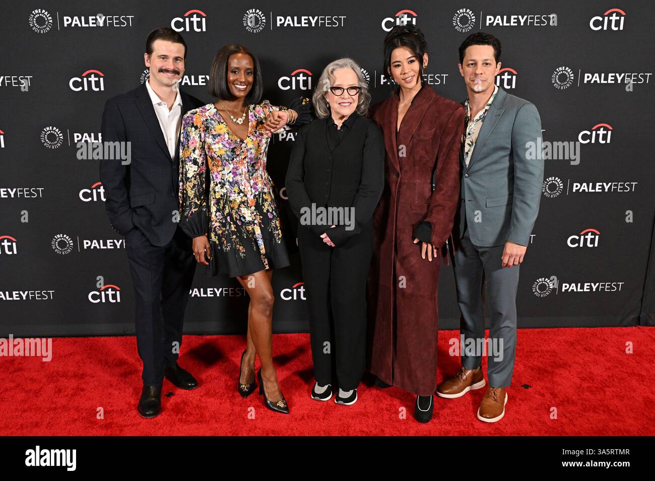 Jason Ritter, Skye P. Marshall, Kathy Bates, Leah Lewis und David Del ...