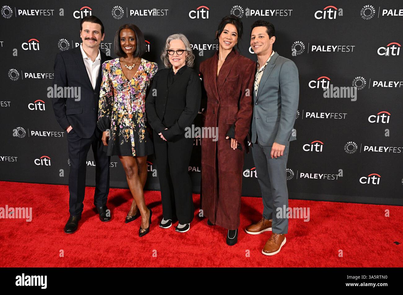 Jason Ritter, Skye P. Marshall, Kathy Bates, Leah Lewis und David Del ...