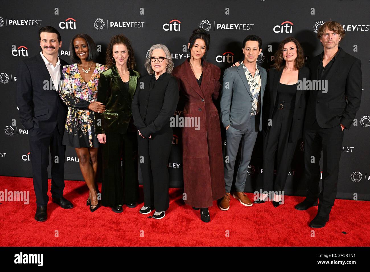 Jason Ritter, Skye P. Marshall, Jennie Snyder Urman, Kathy Bates, Leah ...