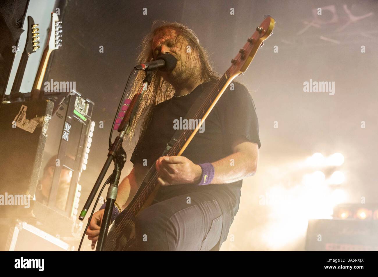 Justin Street von Airbourne live bei einem Konzert im Capitol. Hannover ...