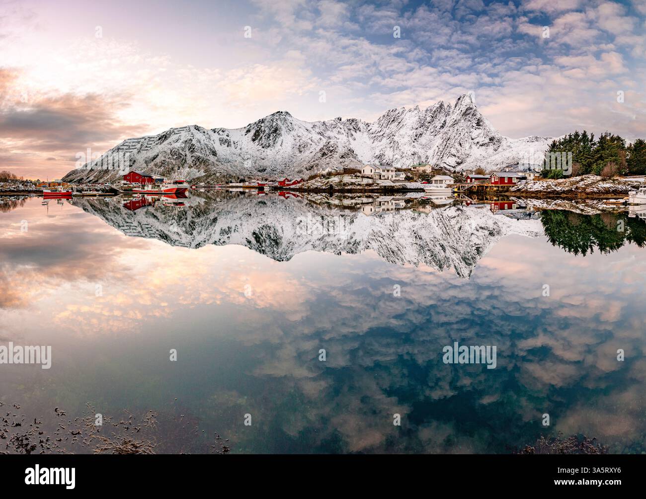 Mirrored awe hi-res stock photography and images - Alamy