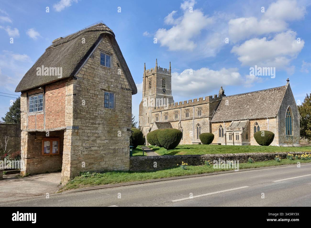 Long Compton church, St Peter & St Paul Church, with thatched lychgate ...