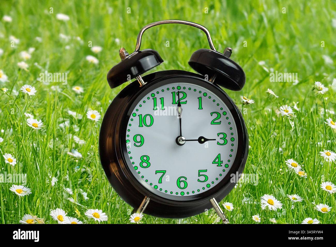 Fotomontage Zeitumstellung Sommerzeit Symbolbild: Wecker vor einer ...