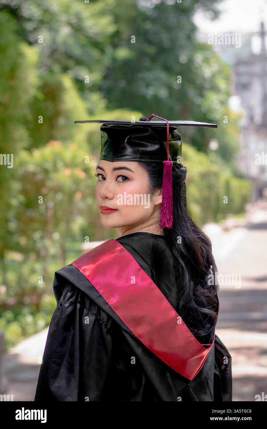 Young woman wearing graduation hi-res stock photography and images - Alamy