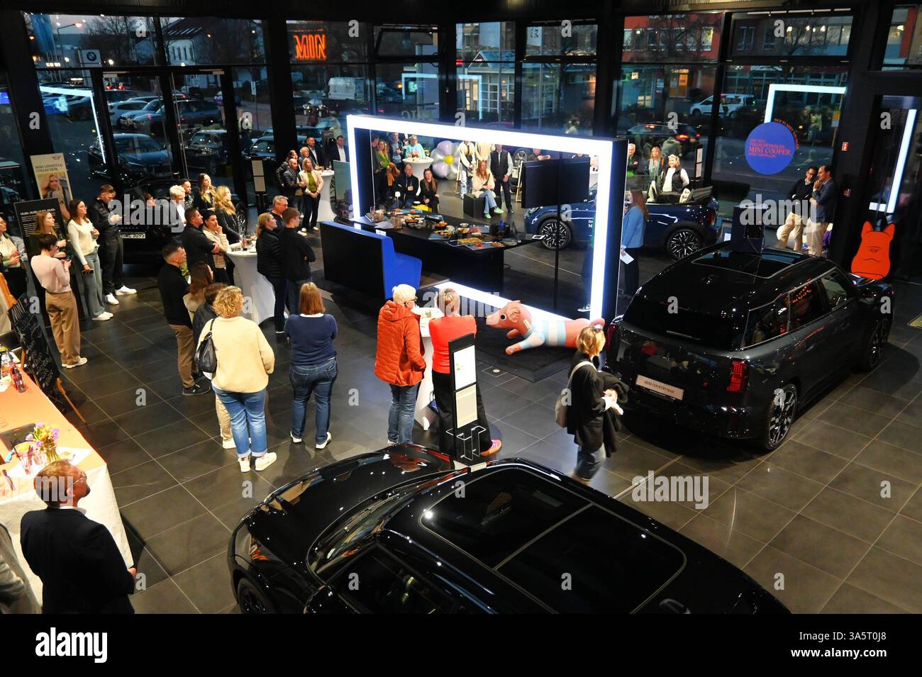 Mini ist eine Anfang 2001 unter Federführung der BMW Group, von Rover ...