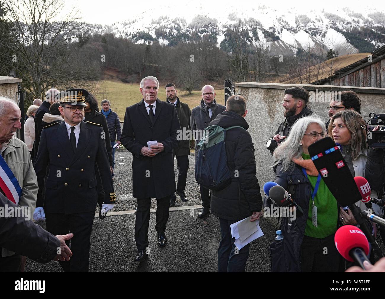 Lufthansa CEO Carsten Spohr, center, attends a memorial ceremony ...