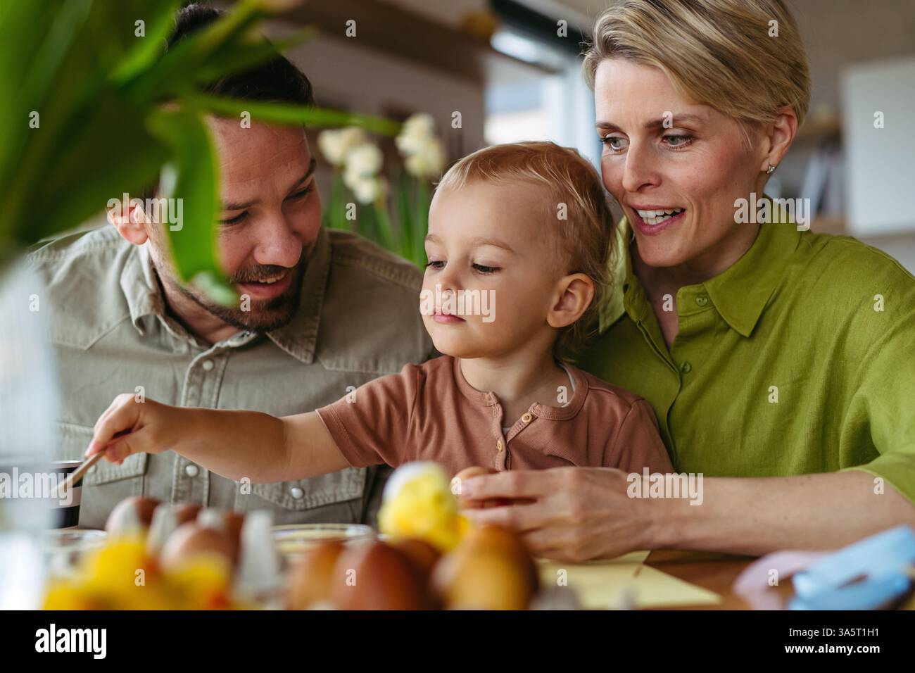 Father kid painting easter hi-res stock photography and images - Alamy