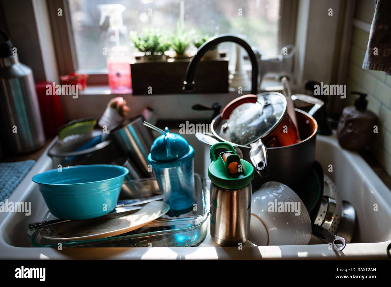 Sink dishes hi-res stock photography and images - Alamy