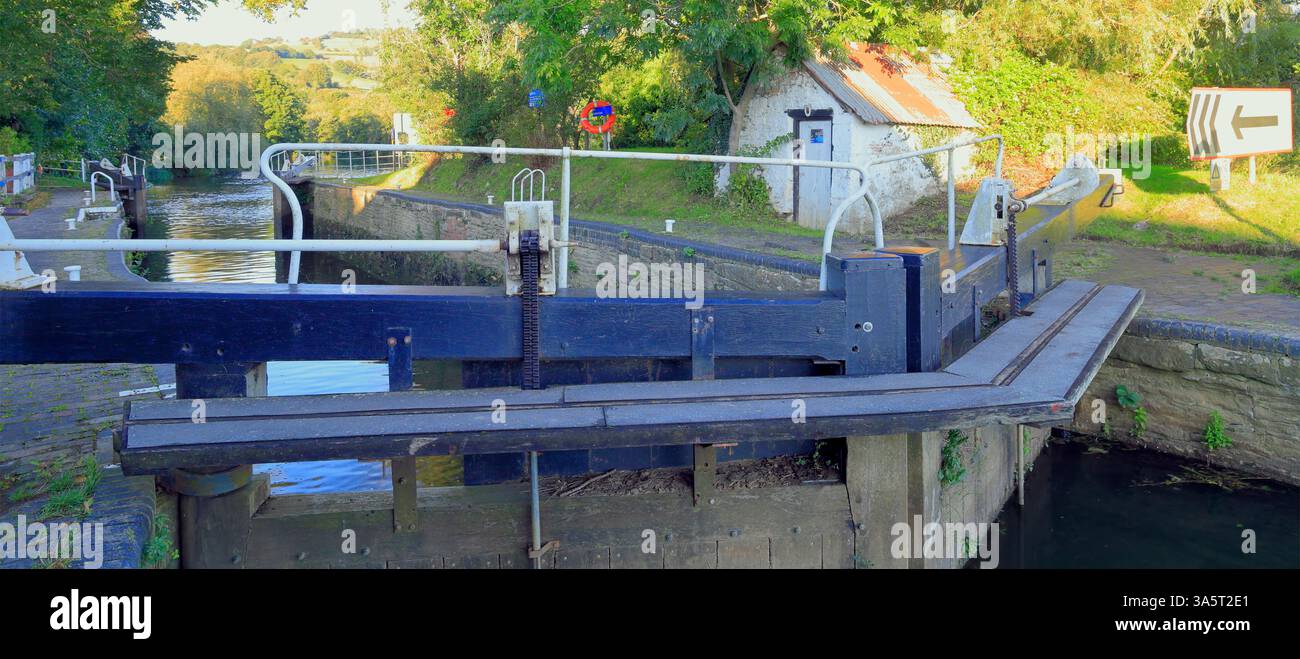 Saltford lock on the river Avon, Saltford village, near Bristol, South ...
