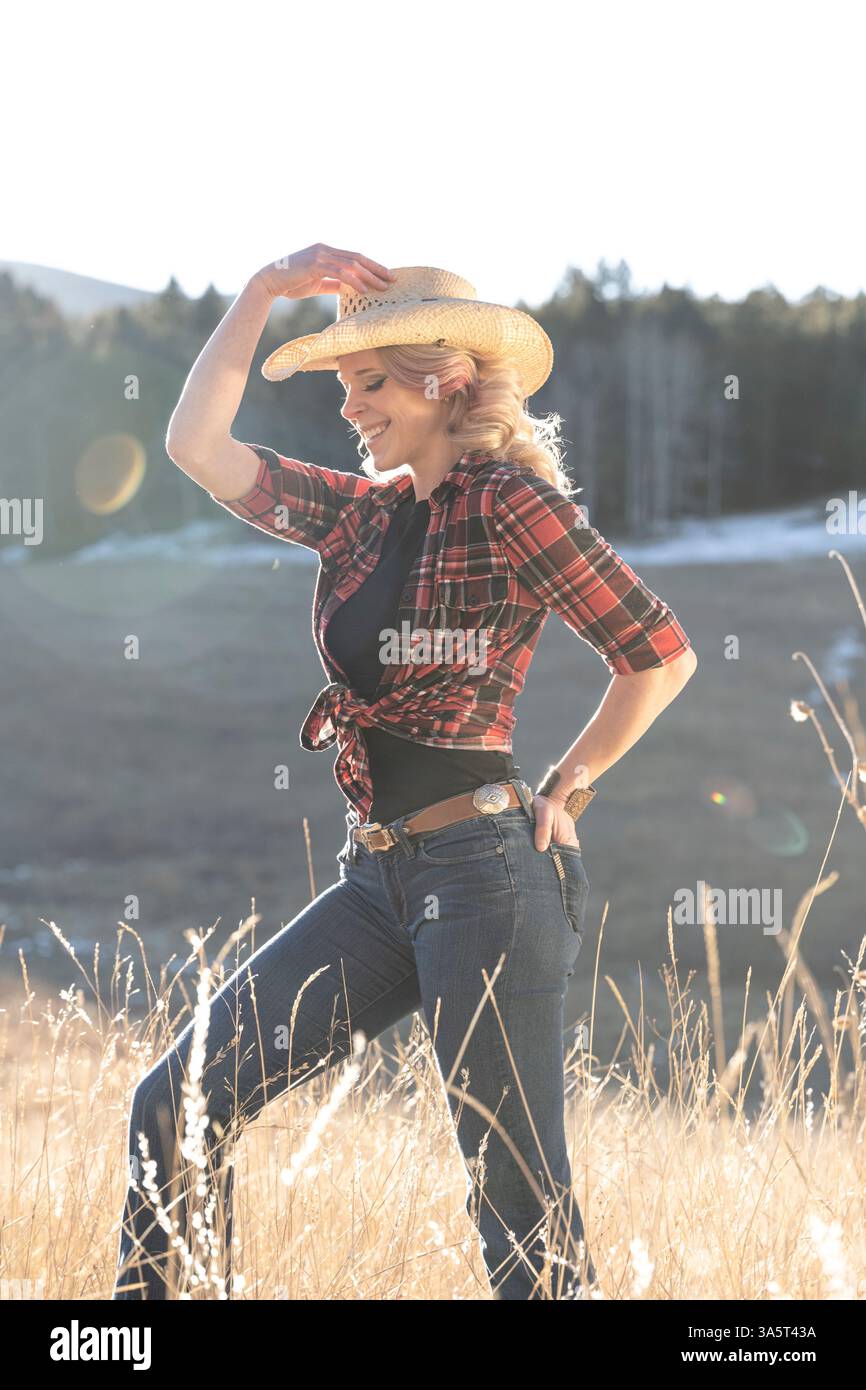 Woman with cowgirl hat poses Stock Photo - Alamy