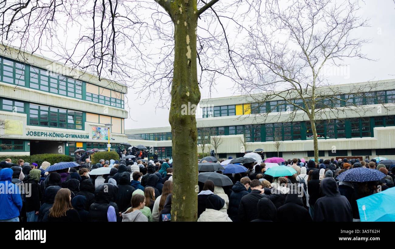 24 March 2025, North Rhine-Westphalia, Haltern am See: Pupils stand in the schoolyard of Joseph ...