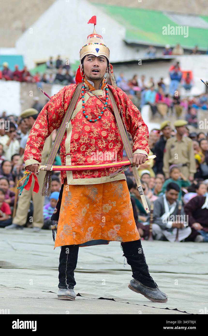 LEH, LADAKH, INDIA - SEPTEMBER 08, 2012: Artist in traditional tibetan ...