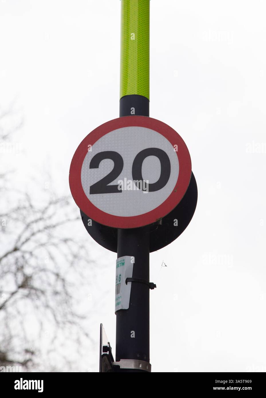 20 twenty miles per hour speed limit road sign Stock Photo - Alamy