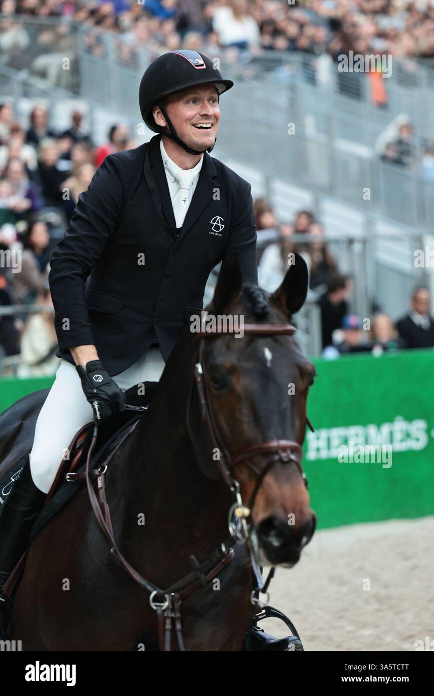 Andreas SCHOU of Denmark with Darc de lux during the Grand Prix Hermès ...