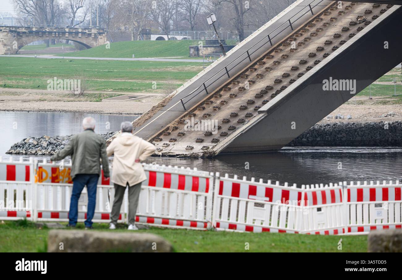 Dresden, Germany. 24th Mar, 2025. A woman and a man look at the ...