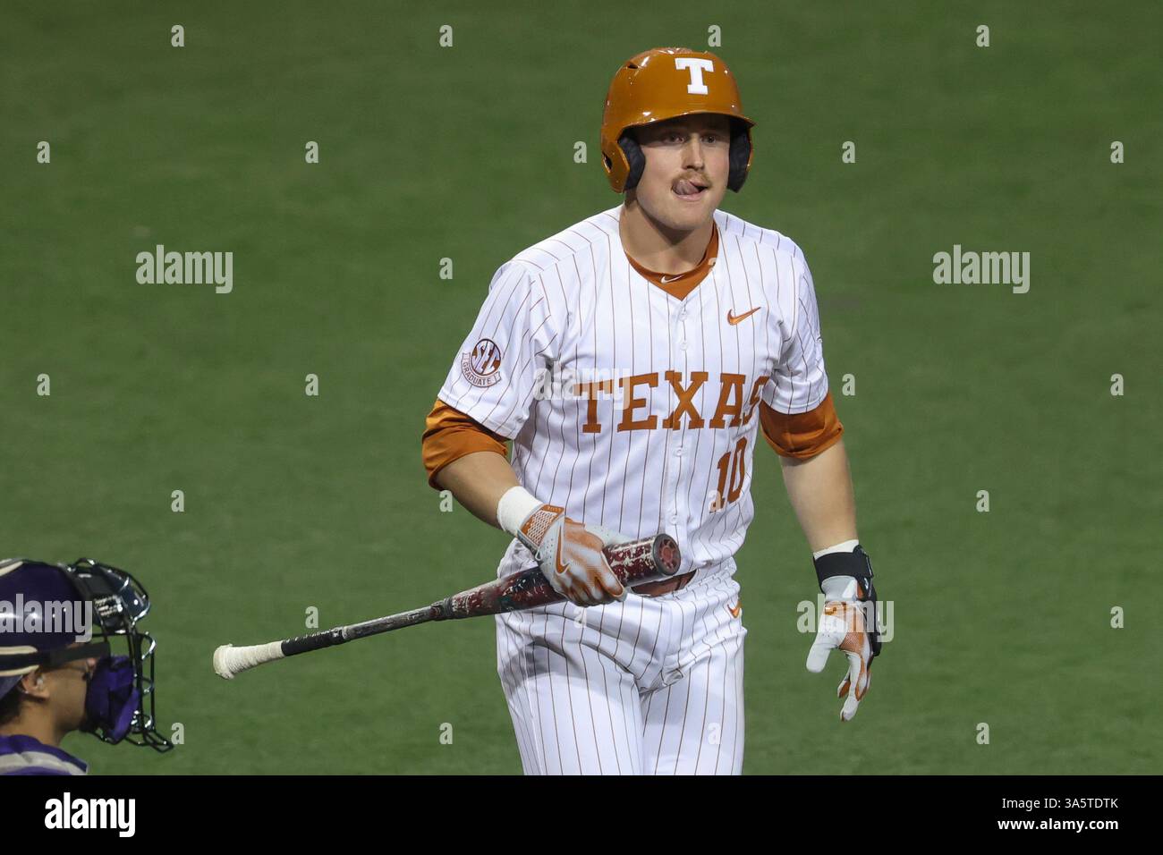 AUSTIN, TX - MARCH 22: Texas catcher Kimble Schuessler (10) looks to ...