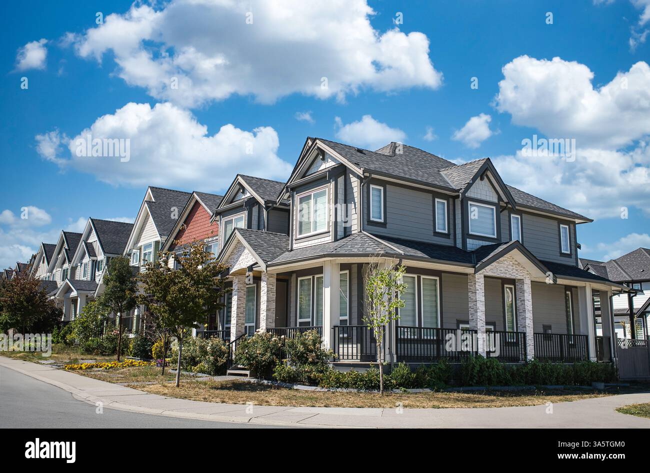 A row of new Modern private Houses. Exterior of modern Houses. luxury ...