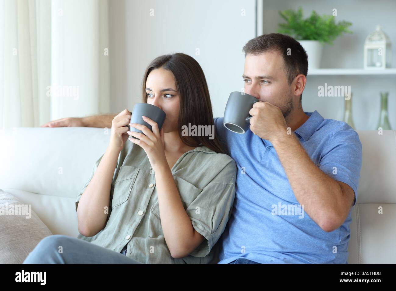 Couple teenagers drinking coffee hi-res stock photography and images ...
