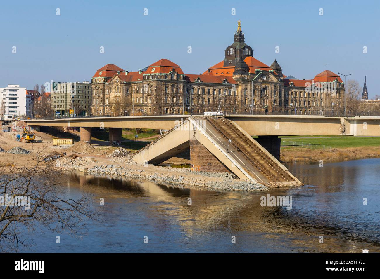 Carolabrücke in Dresden Nach dem Teileinsturz der Carolabrücke, wude ...