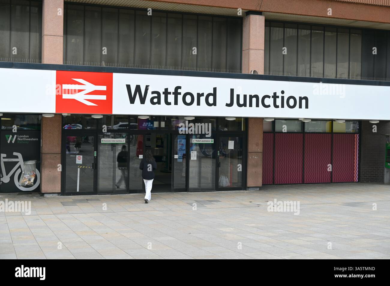 Watford Junction railway station building in England UK Stock Photo - Alamy