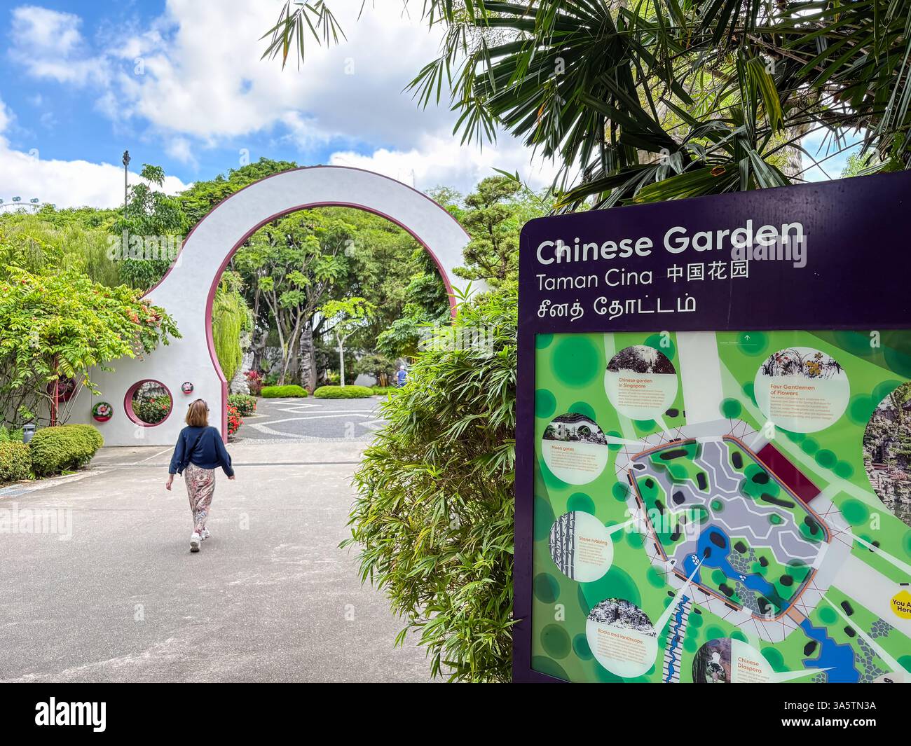 Moon gate hi-res stock photography and images - Alamy