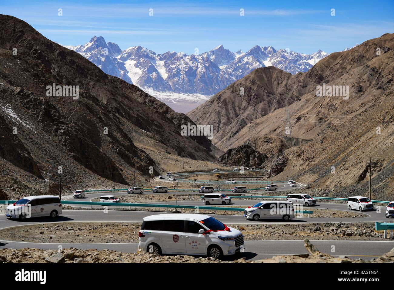 (250324) -- TAXKORGAN, March 24, 2025 (Xinhua) -- Motorcades are seen ...