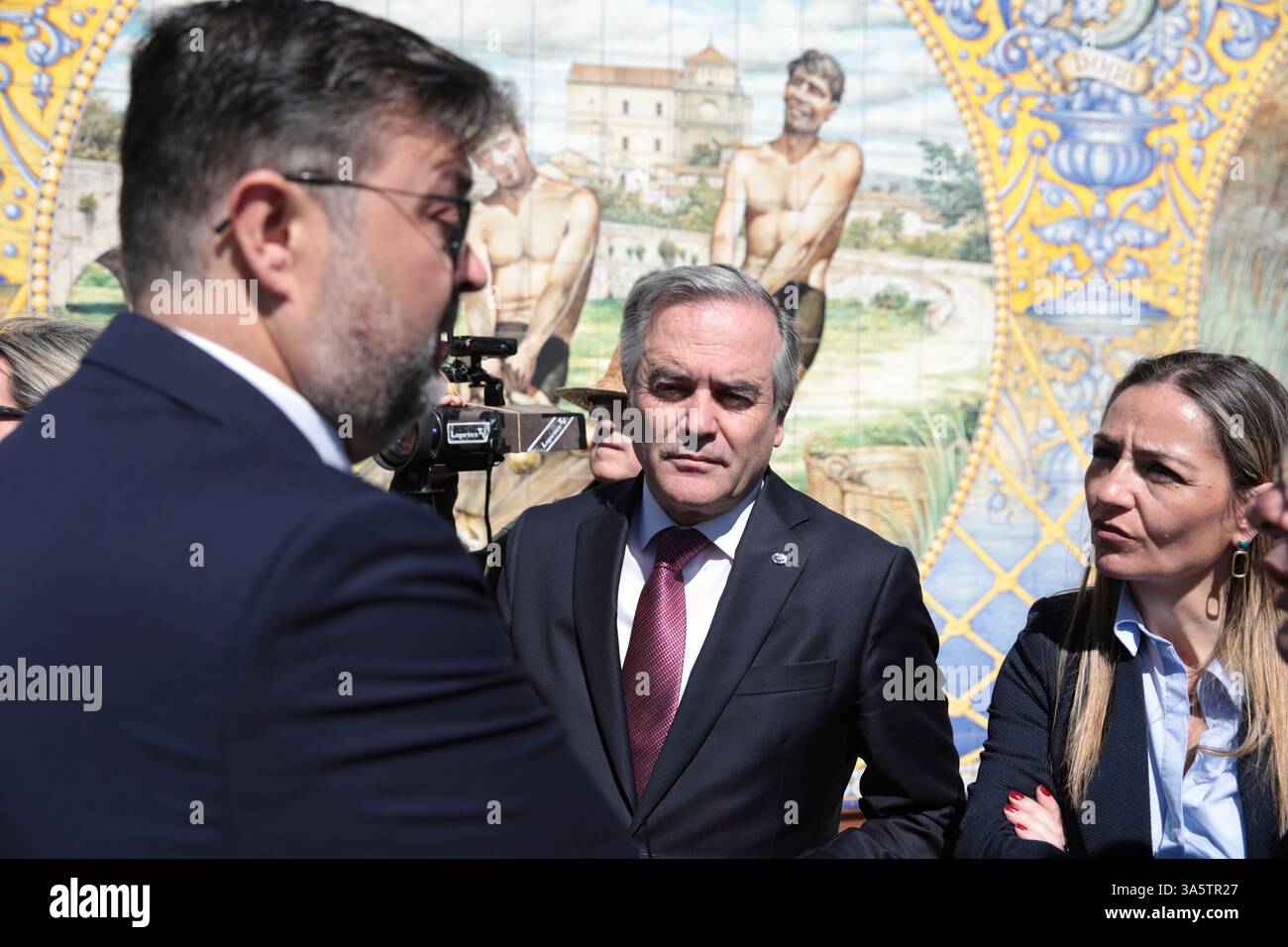 The mayor of Talavera de la Reina, José Julián Gregorio López (c ...