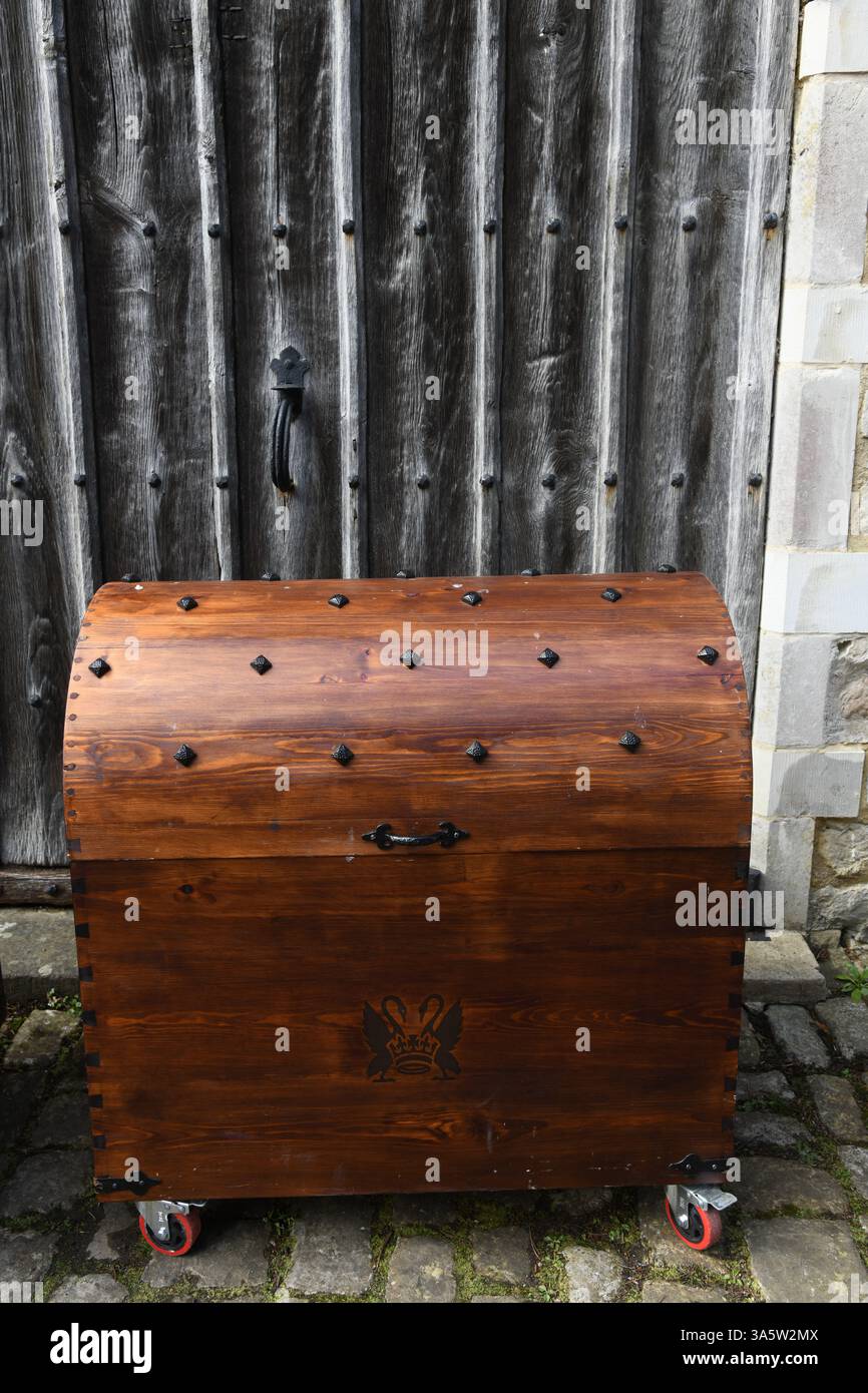 Treasure chest at castle Stock Photo - Alamy