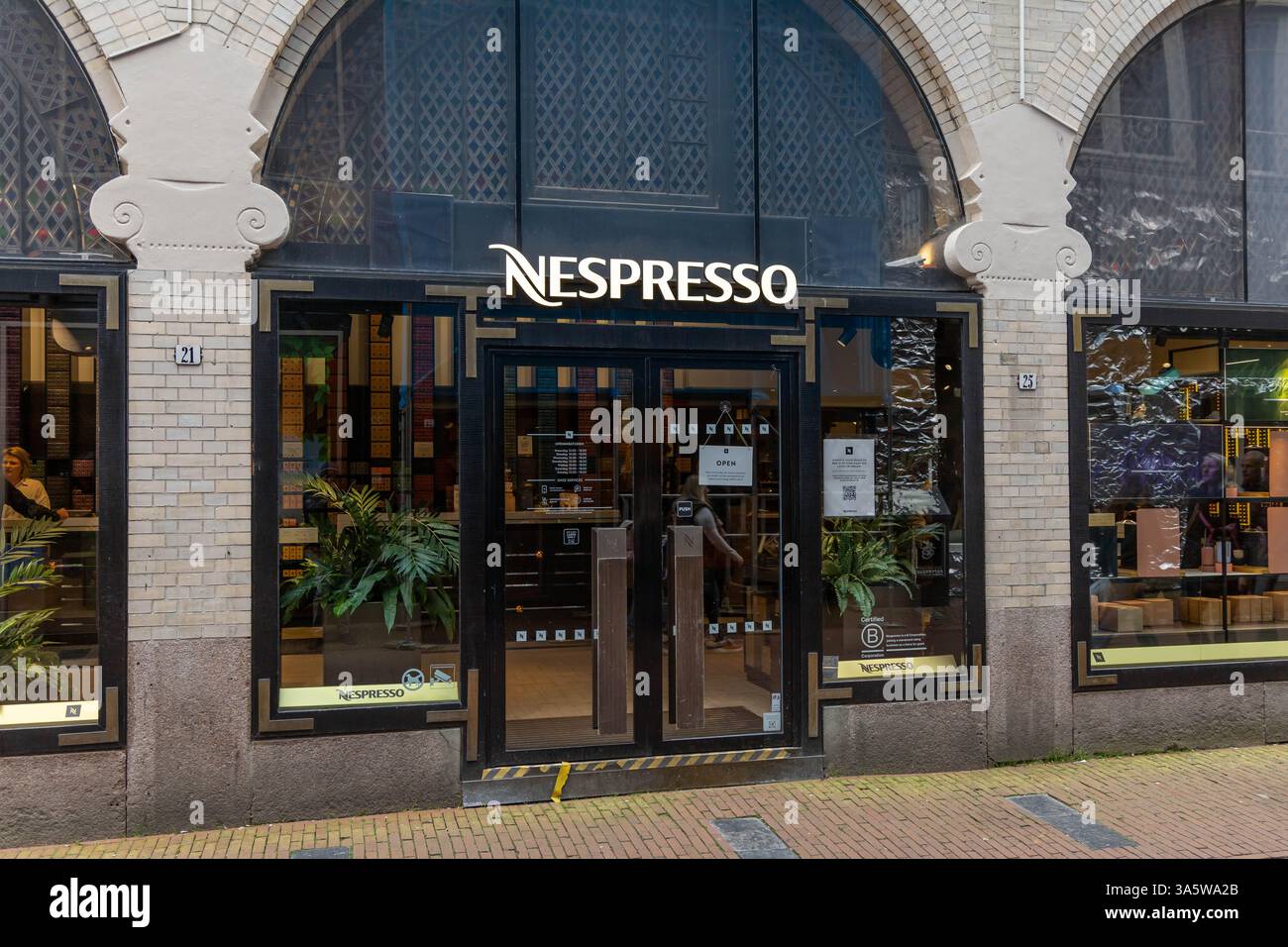 Nespresso shop hi-res stock photography and images - Alamy