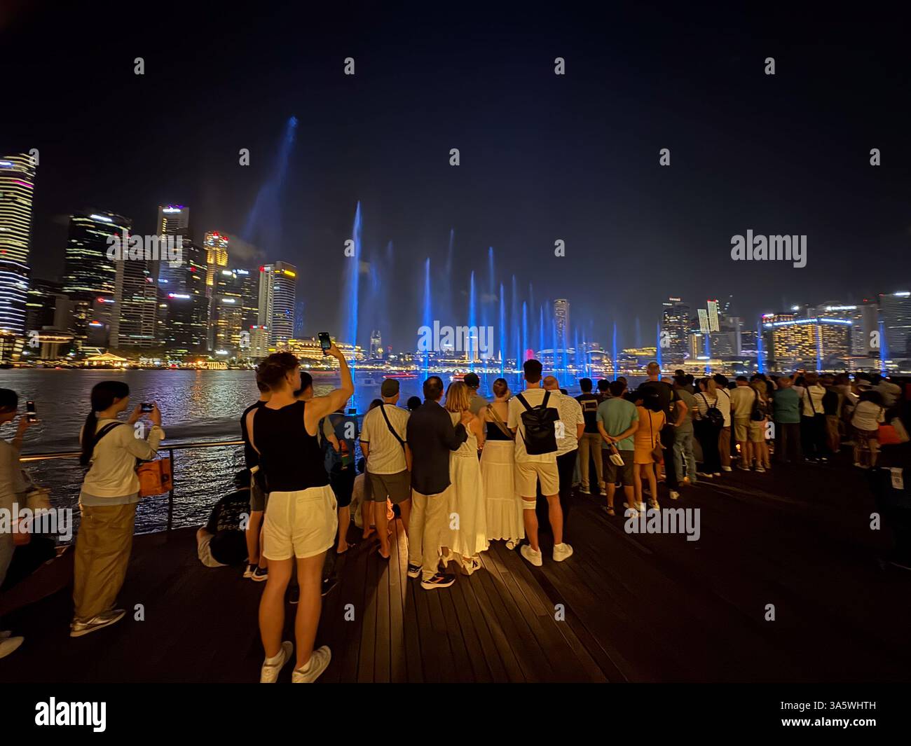 The Spectra light and water show in Singapore with a crowd of tourists ...