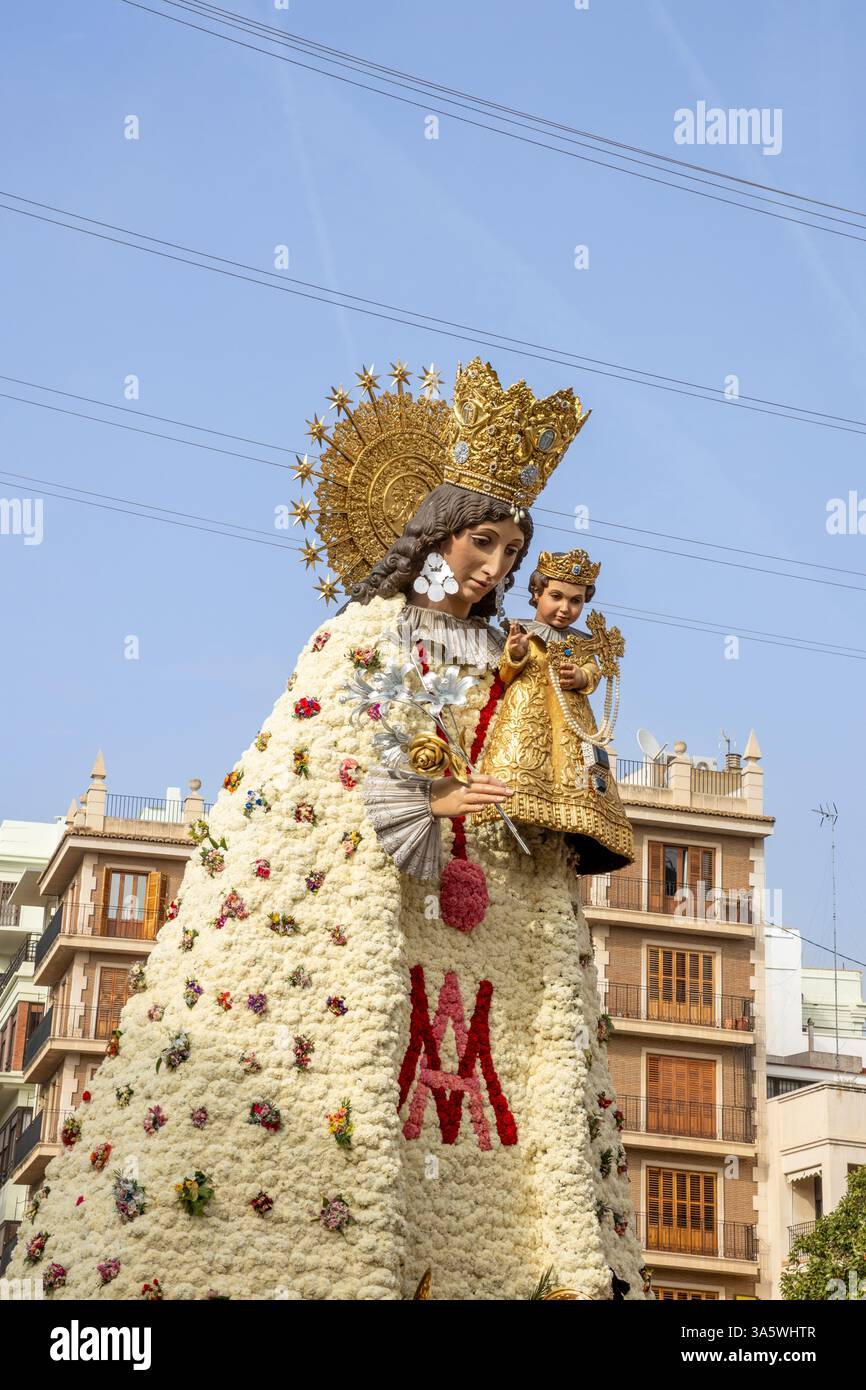 Floral mantle of Our Lady of the Forsaken in Valencia's Plaza de la ...