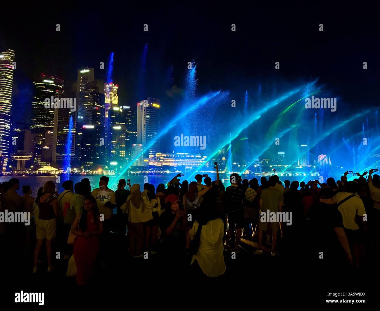 Crowd watching the Spectra light and water show at Marina Bay Sands in ...