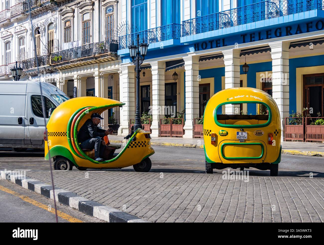 Mini taxi cuba hi-res stock photography and images - Alamy
