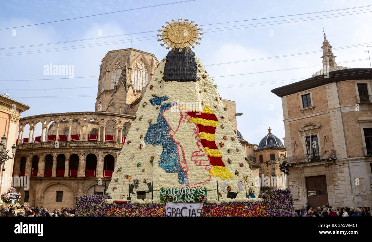 Floral mantle of Our Lady of the Forsaken in Valencia's Plaza de la ...