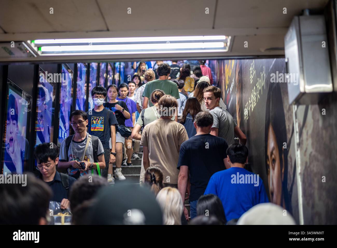 Rush hour in Hongik University subway station of the Seoul Metropolitan ...