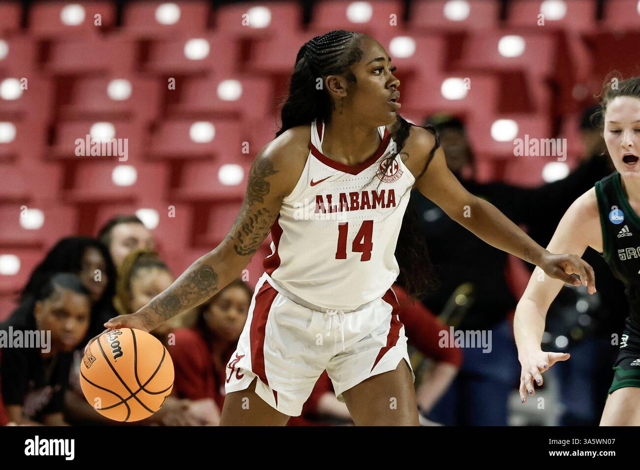 Alabama guard Zaay Green (14) handles the ball during the second half ...