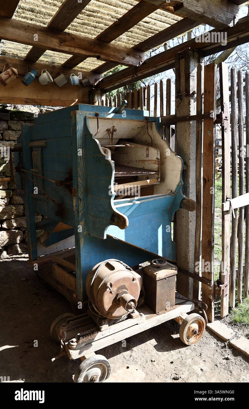 Bauernhof 22.03.2025, Kromsdorf, alte Landmaschinen werden neben dem ...