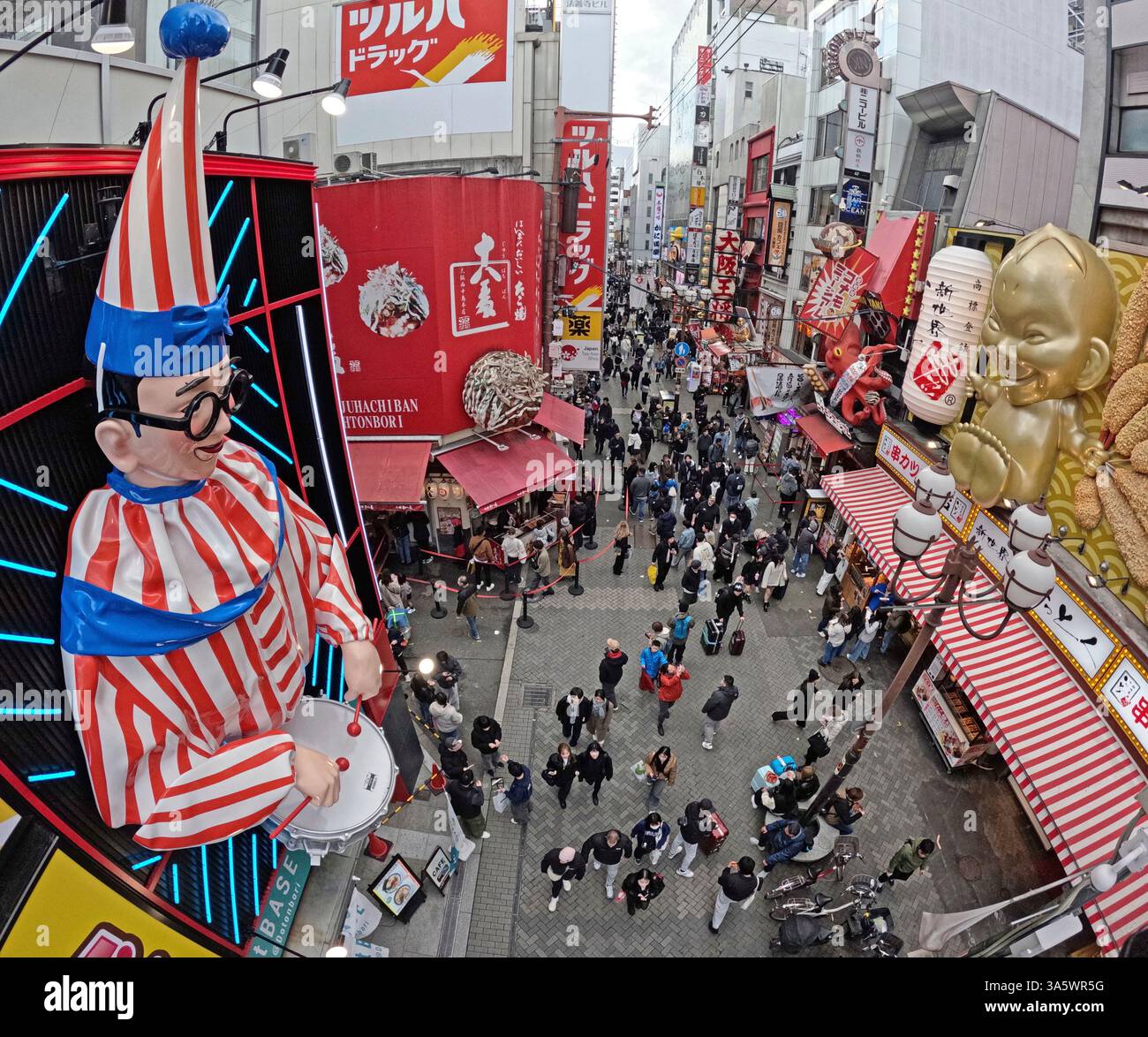 A photo shows the three-dimensional signboard of "Kuidaore Taro" in ...