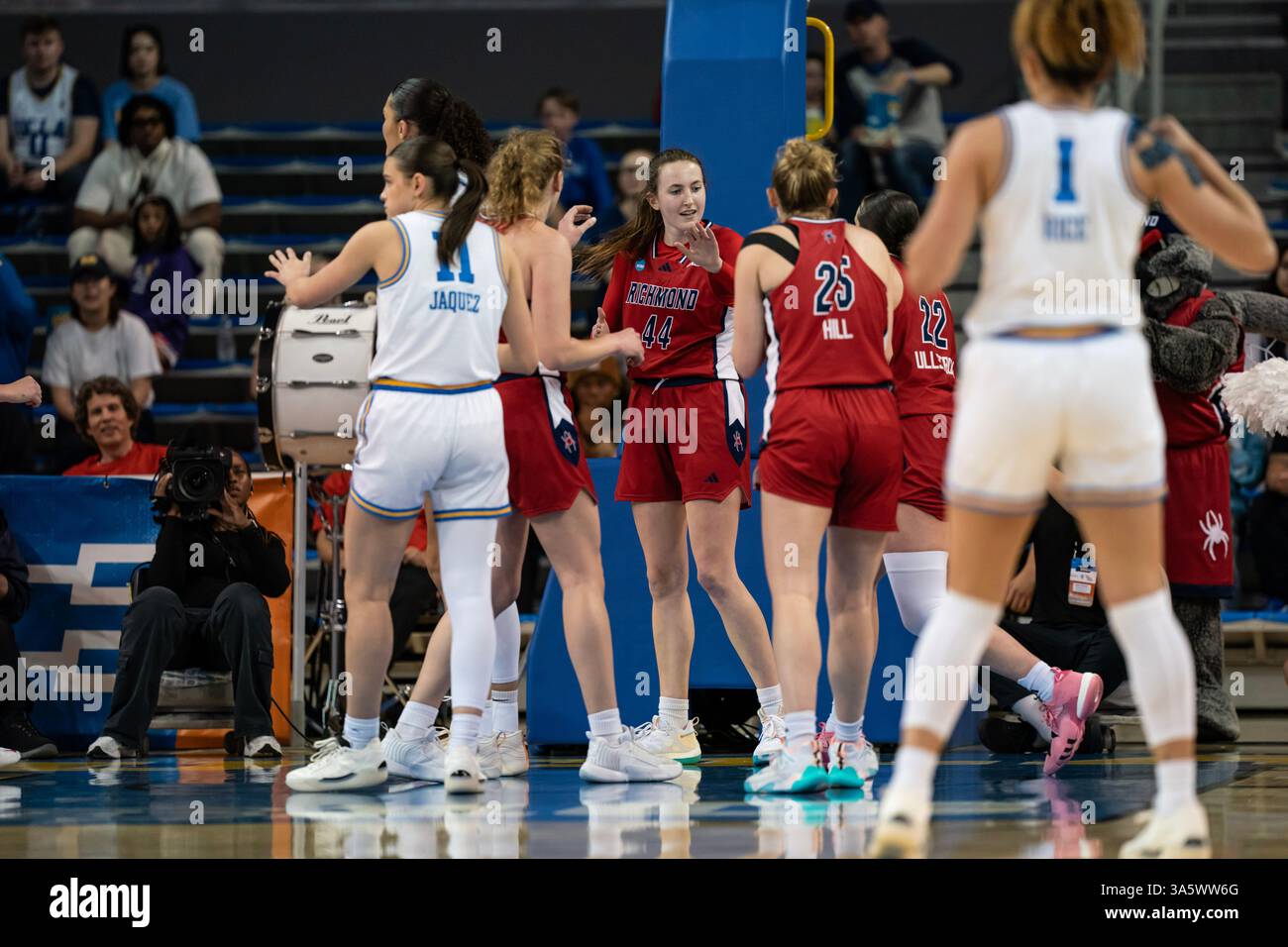Richmond Spiders forward Maggie Doogan (44) celebrates with teammates ...