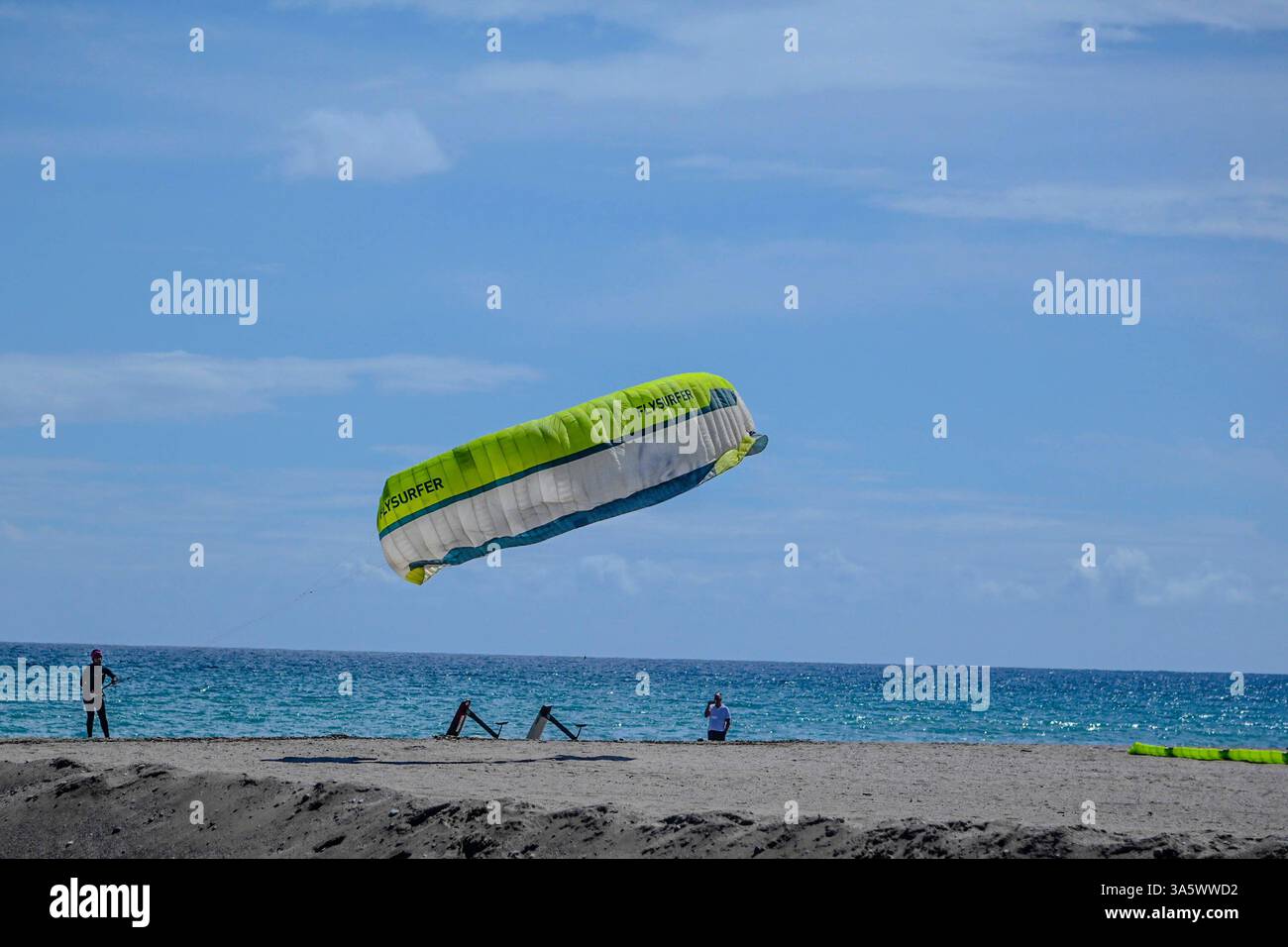 Spanien Andalusien Almeria Vera Kitesurfen gruen weisser Kit Drachen in ...