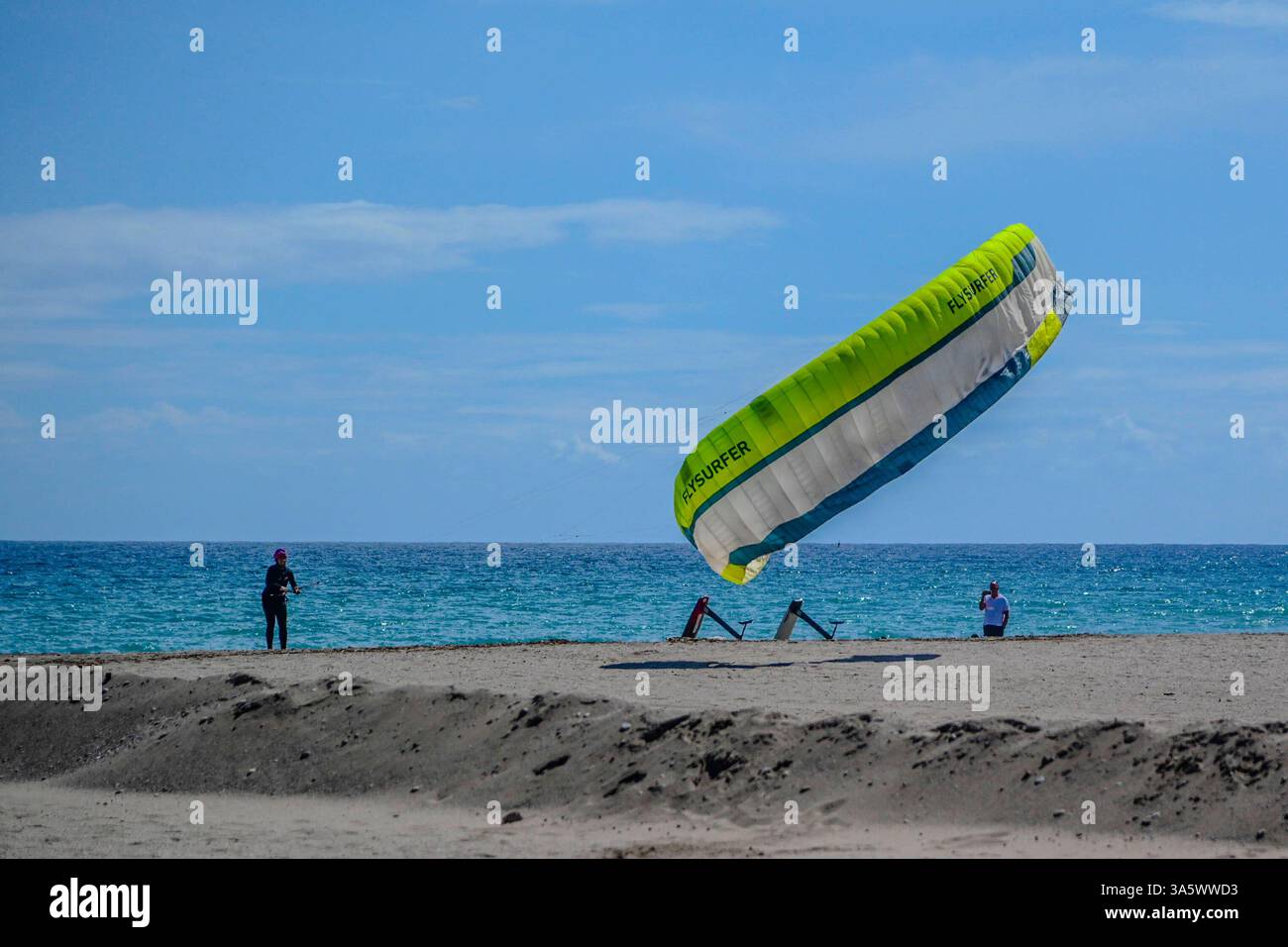 Spanien Andalusien Almeria Vera Kitesurfen gruen weisser Kit Drachen in ...