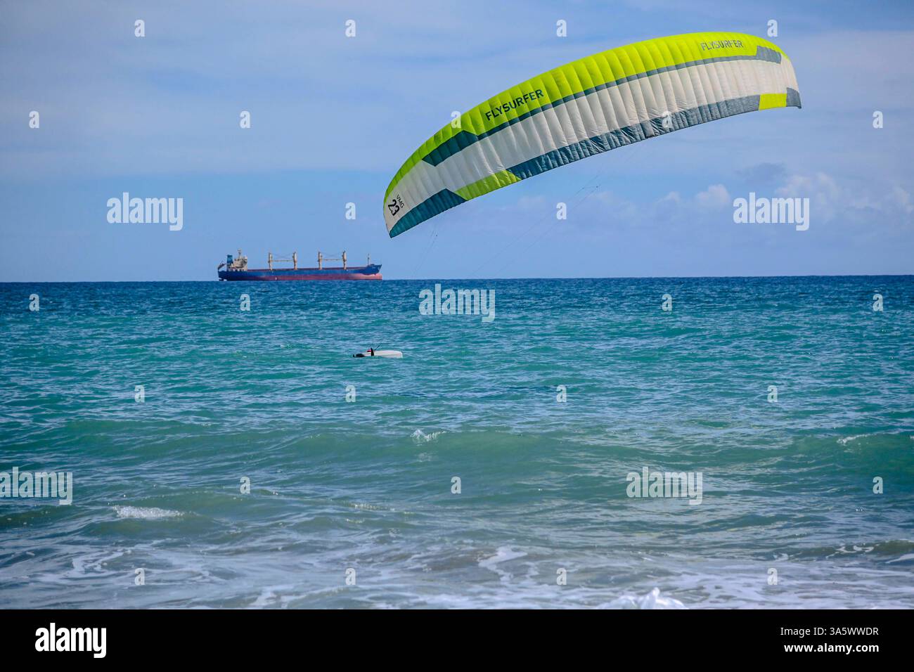 Spanien Andalusien Almeria Vera Kitesurfen gruen weisser Kit Drachen in ...
