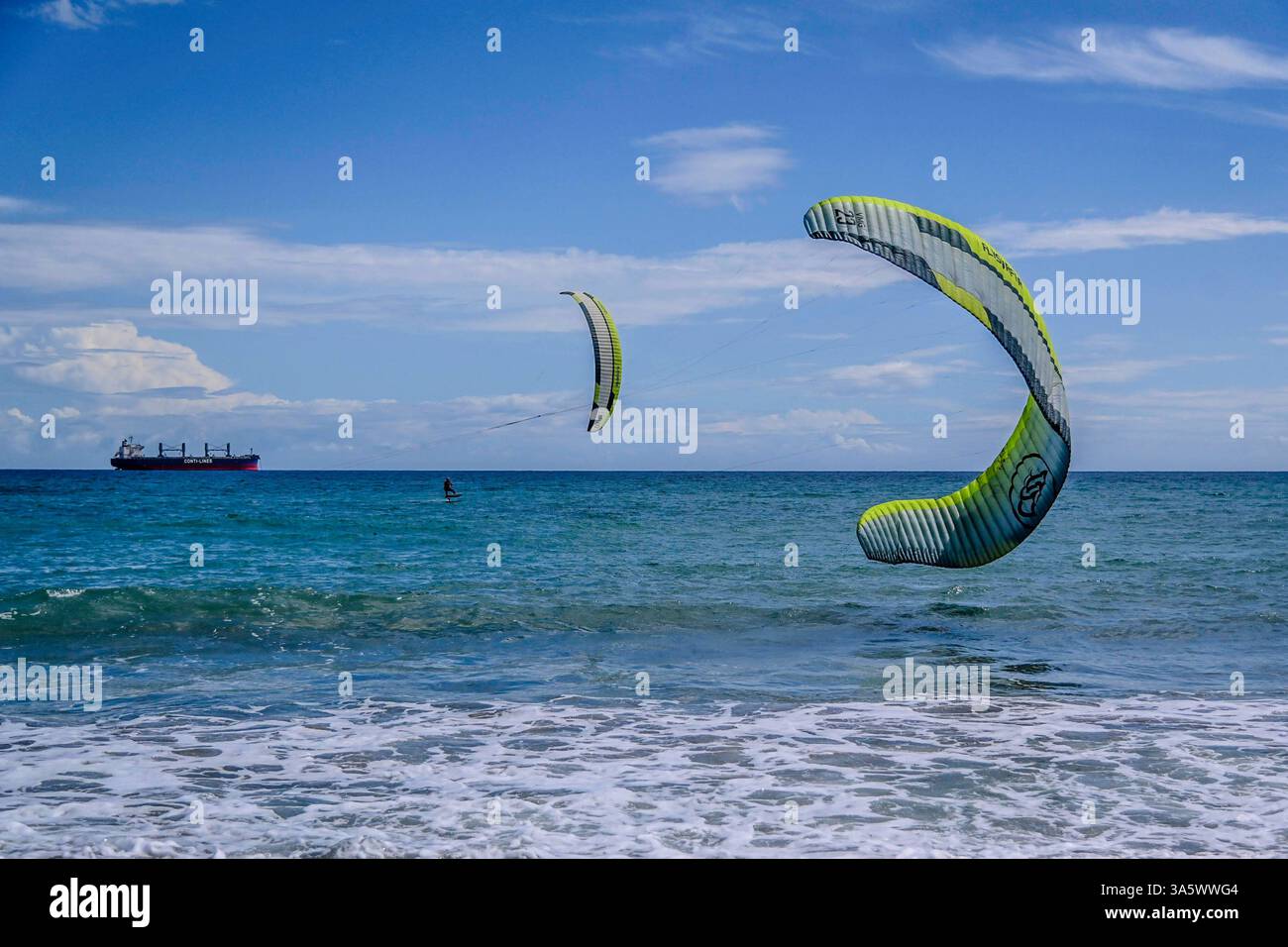 Spanien Andalusien Almeria Vera Kitesurfen gruen weisser Kit Drachen in ...