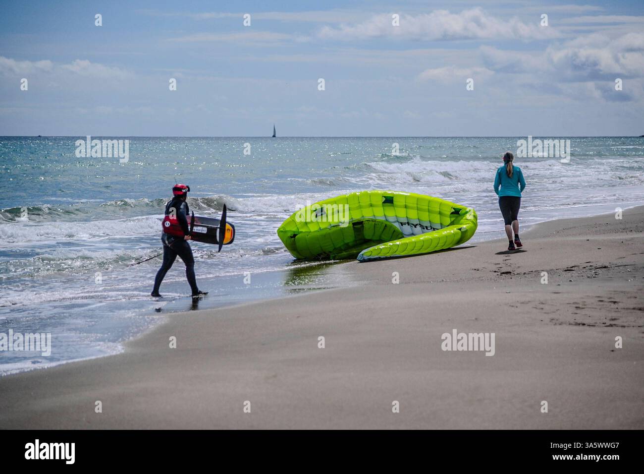 Spanien Andalusien Almeria Vera Kitesurfen gruen weisser Kit Drachen in ...